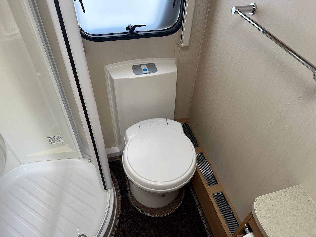 Andrew Brown Caravans & Cars - Compass Omega 482