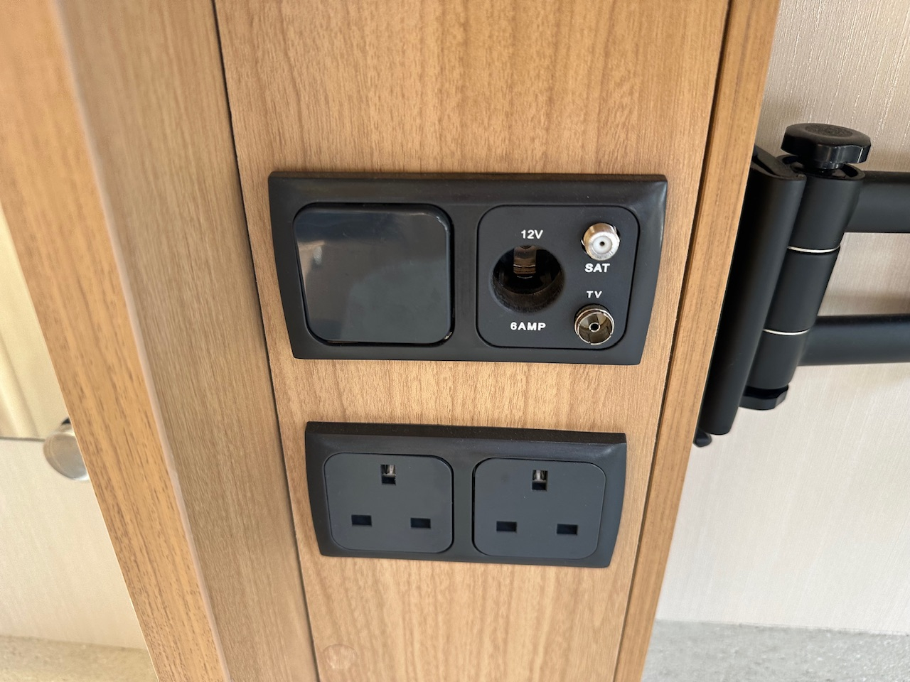 Andrew Brown Caravans & Cars - Compass Omega 482